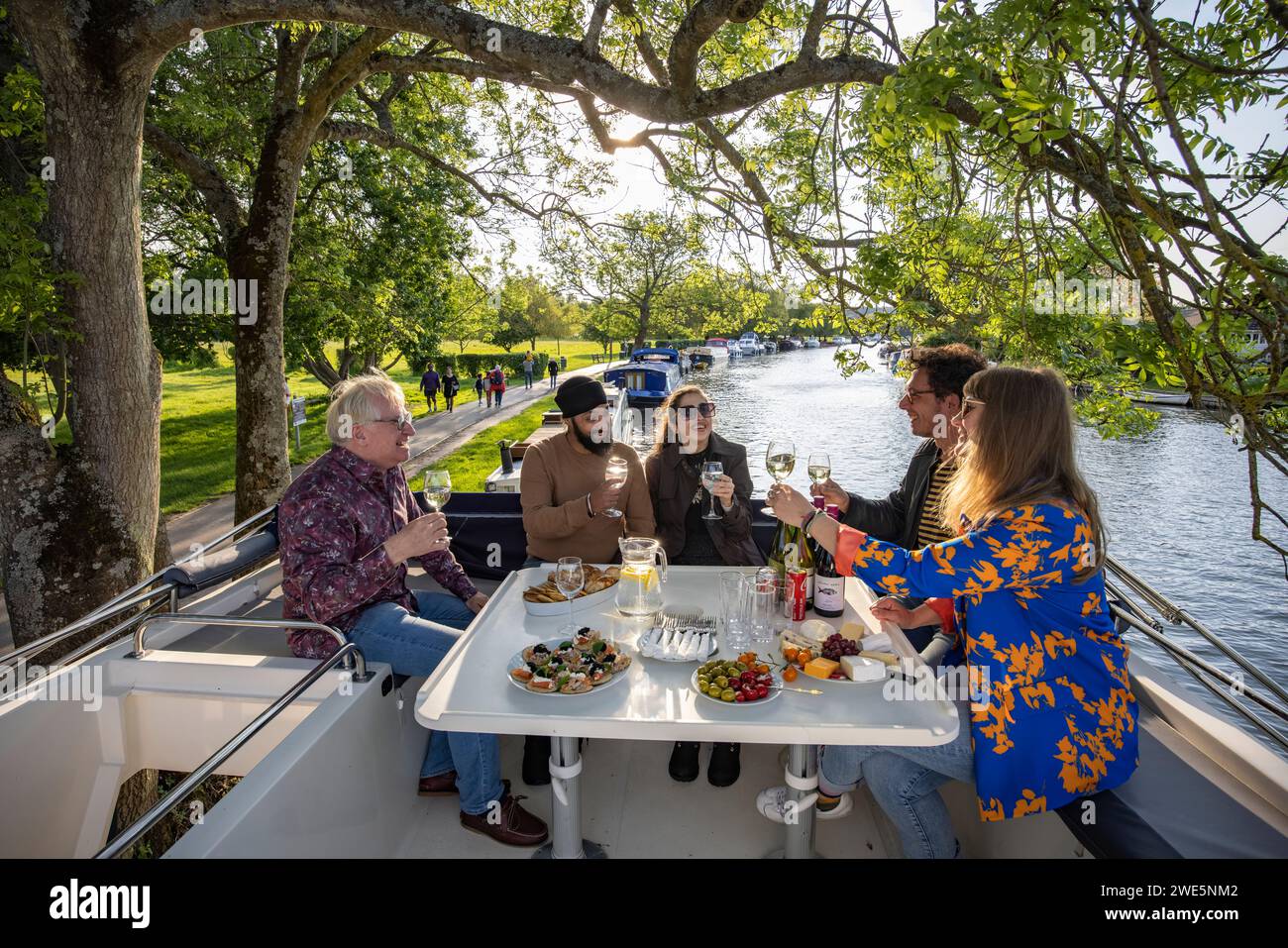 Houseboat parties hi-res stock photography and images - Alamy