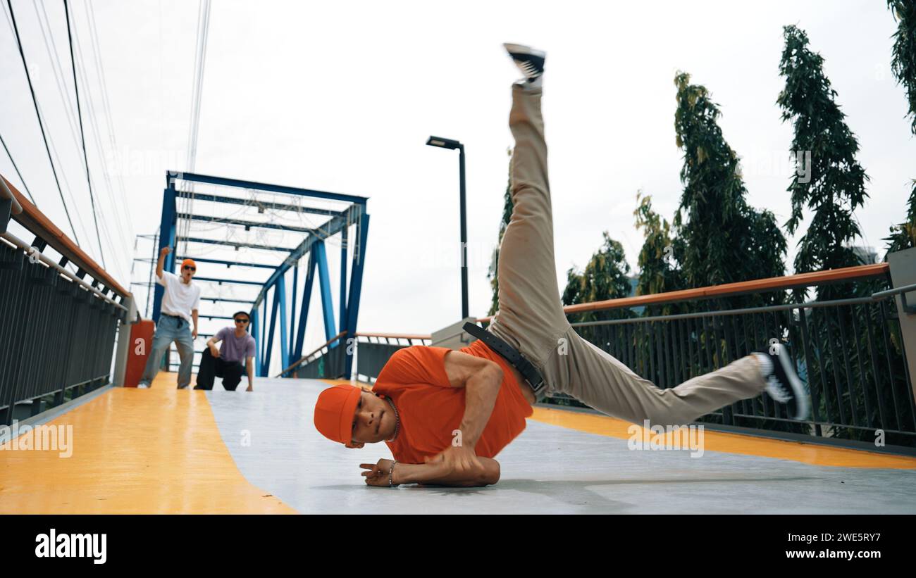 Breakdance head hi-res stock photography and images - Alamy