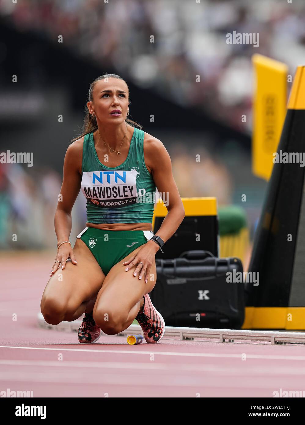 Sharlene MAWDSLEY participating in the 4x400 m Relay at the World ...