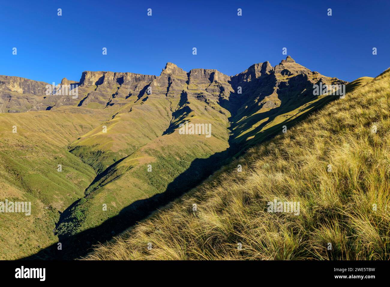 Drakensberg with summit Old Woman Grinding Corn, Contour Path ...