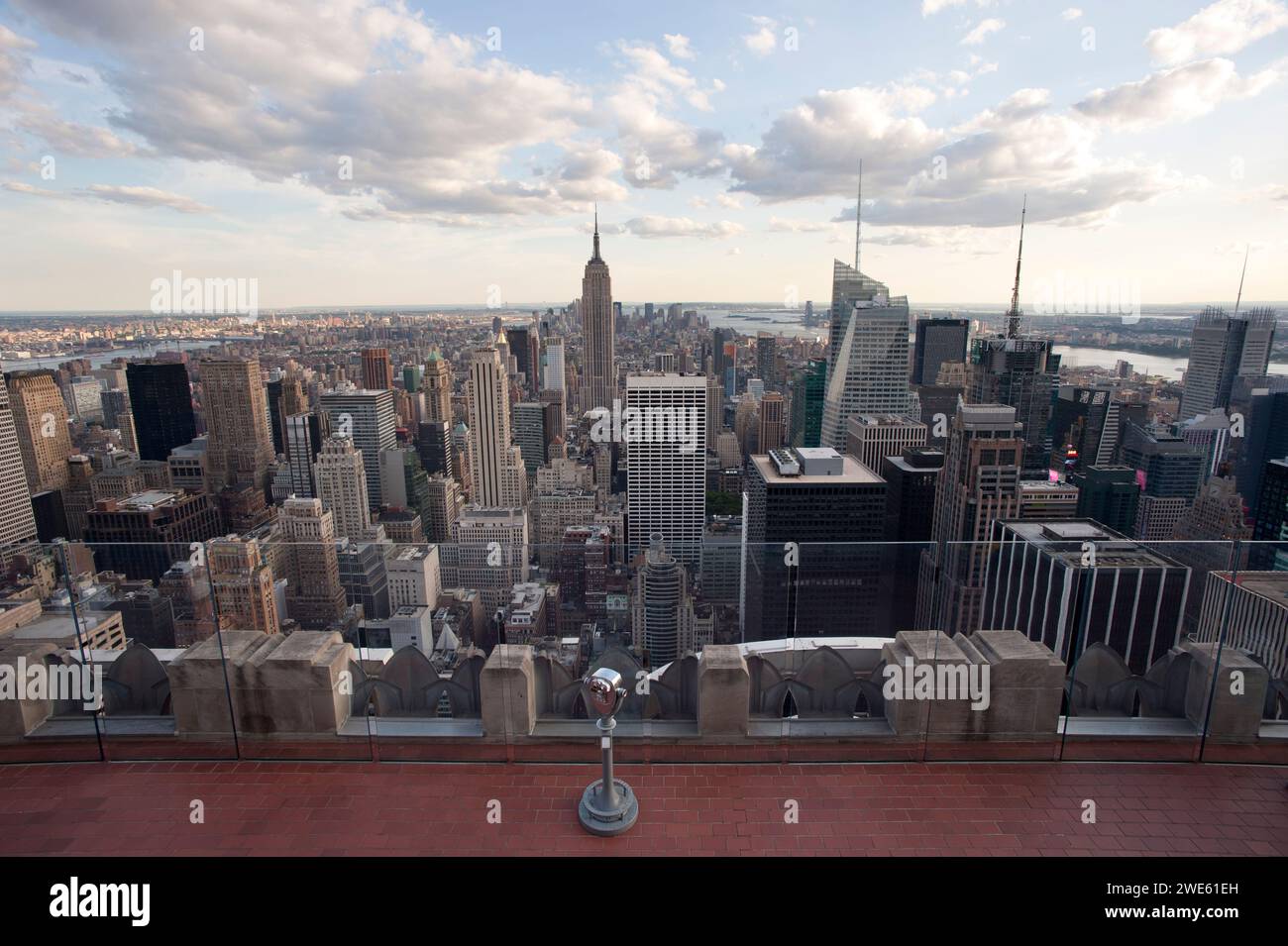 New york city skyline from a distance hi-res stock photography and ...