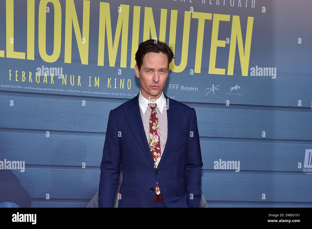 Tom Schilling Ankunft zur Weltpremiere von EINE MILLION MINUTEN Kino ...