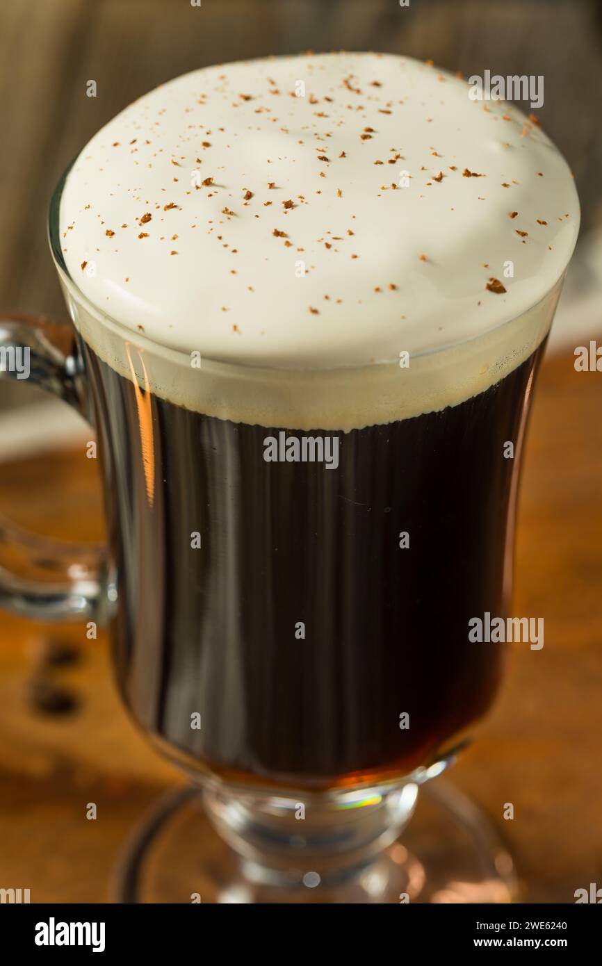 Irish coffee whiskey whisky cream hi-res stock photography and images ...