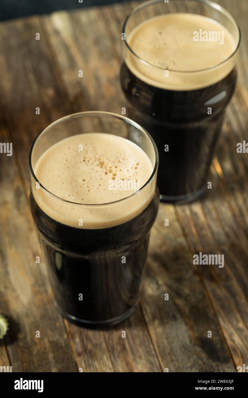 Dark irish beer hi-res stock photography and images - Alamy