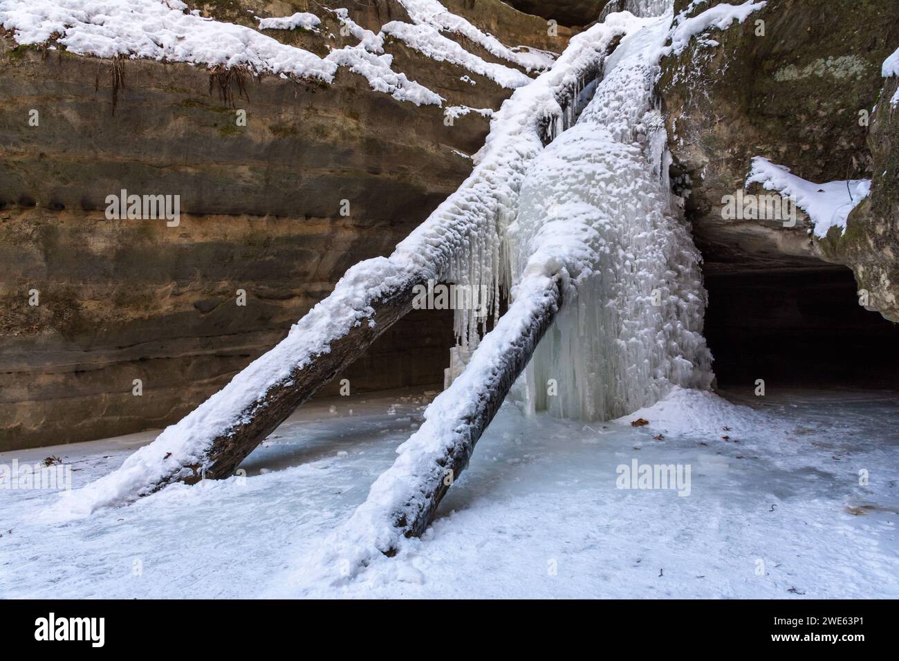 Frozen waterfall in Kaskaskia canyon on a frigid winter morning ...