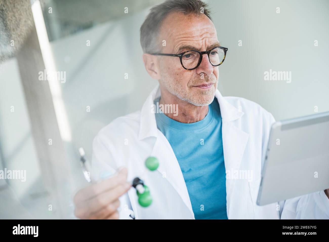 Man lab coat hi-res stock photography and images - Alamy