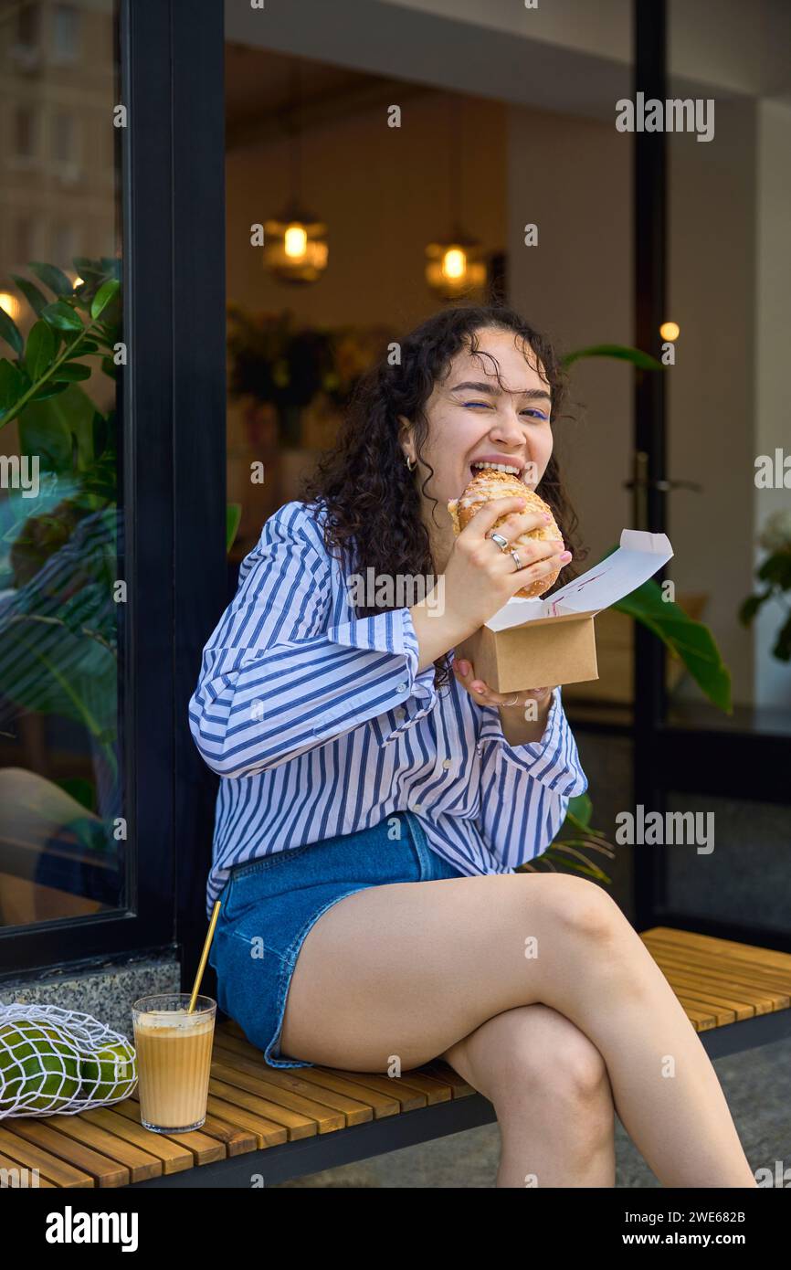 Sitting and eating hi-res stock photography and images - Alamy