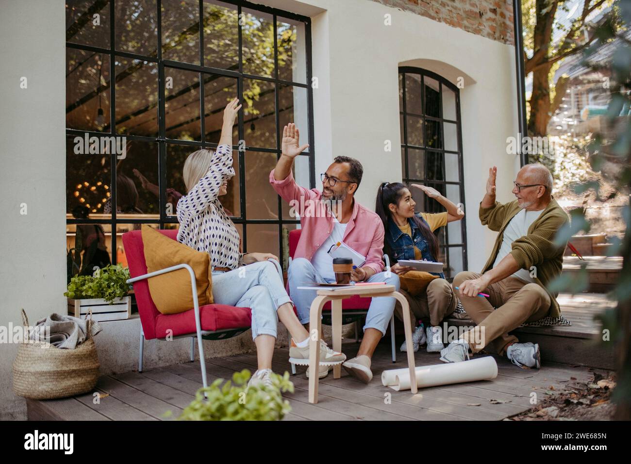 Group people in front building hi-res stock photography and images - Alamy