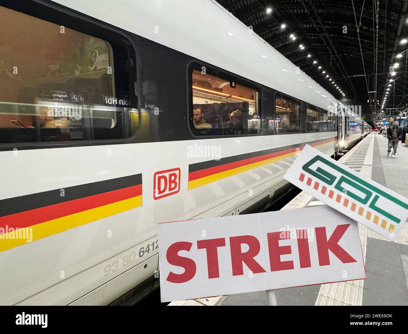 Symbolbild zum Streik der GDL im Bahnverkehr der Deutschen Bahn Fotomontage Symbolbild Zug der ...