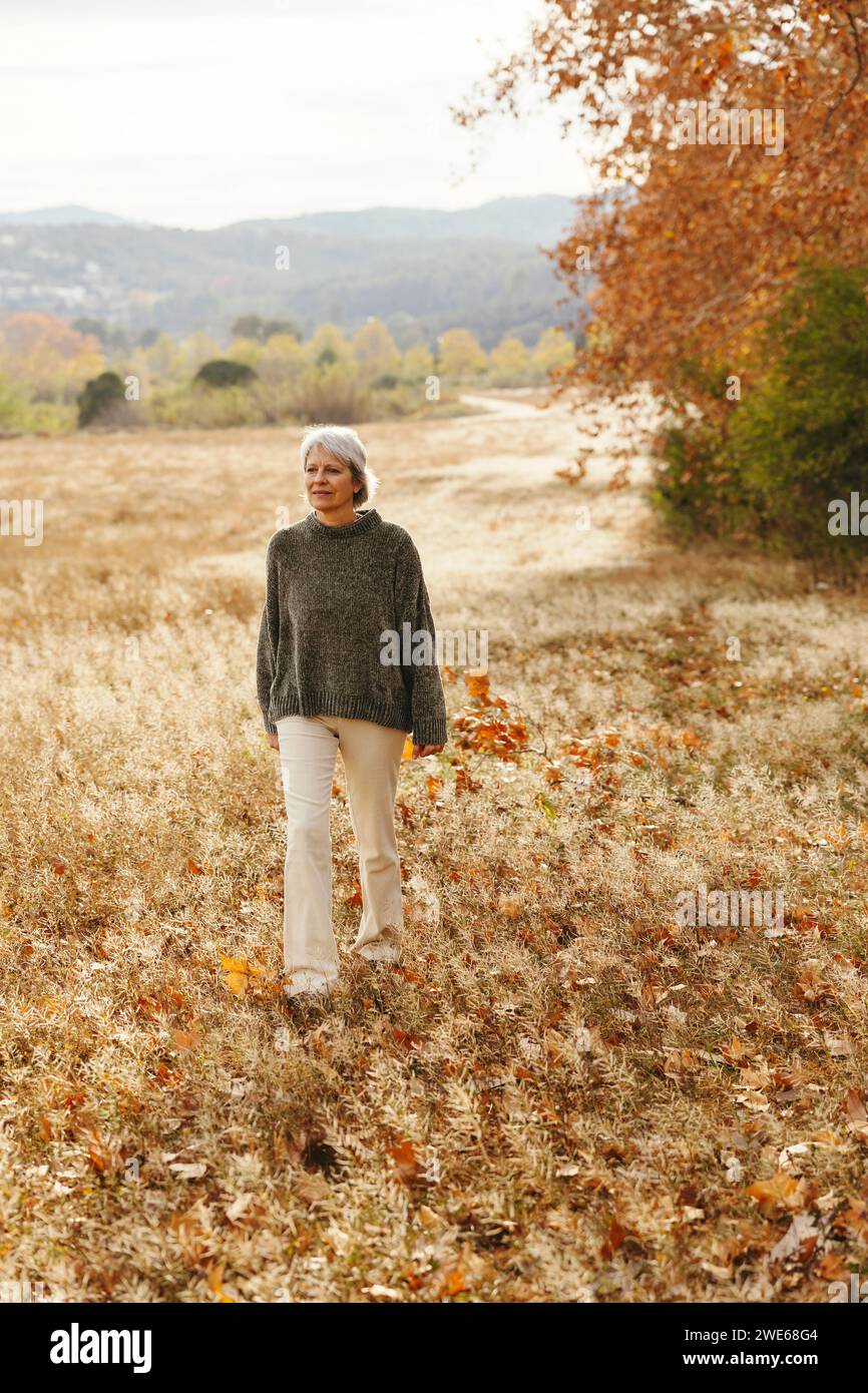 Woman field walking mature hi-res stock photography and images - Alamy