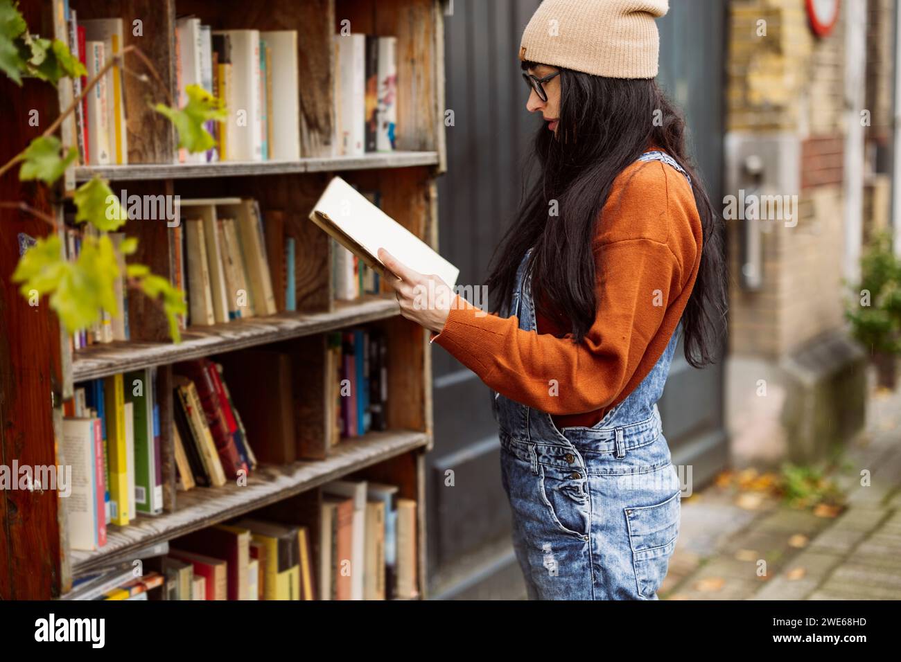 Women wearing reading glasses hi-res stock photography and images - Alamy