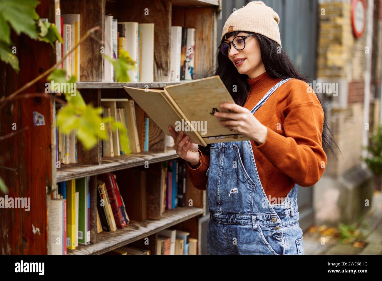 Women wearing reading glasses hi-res stock photography and images - Alamy