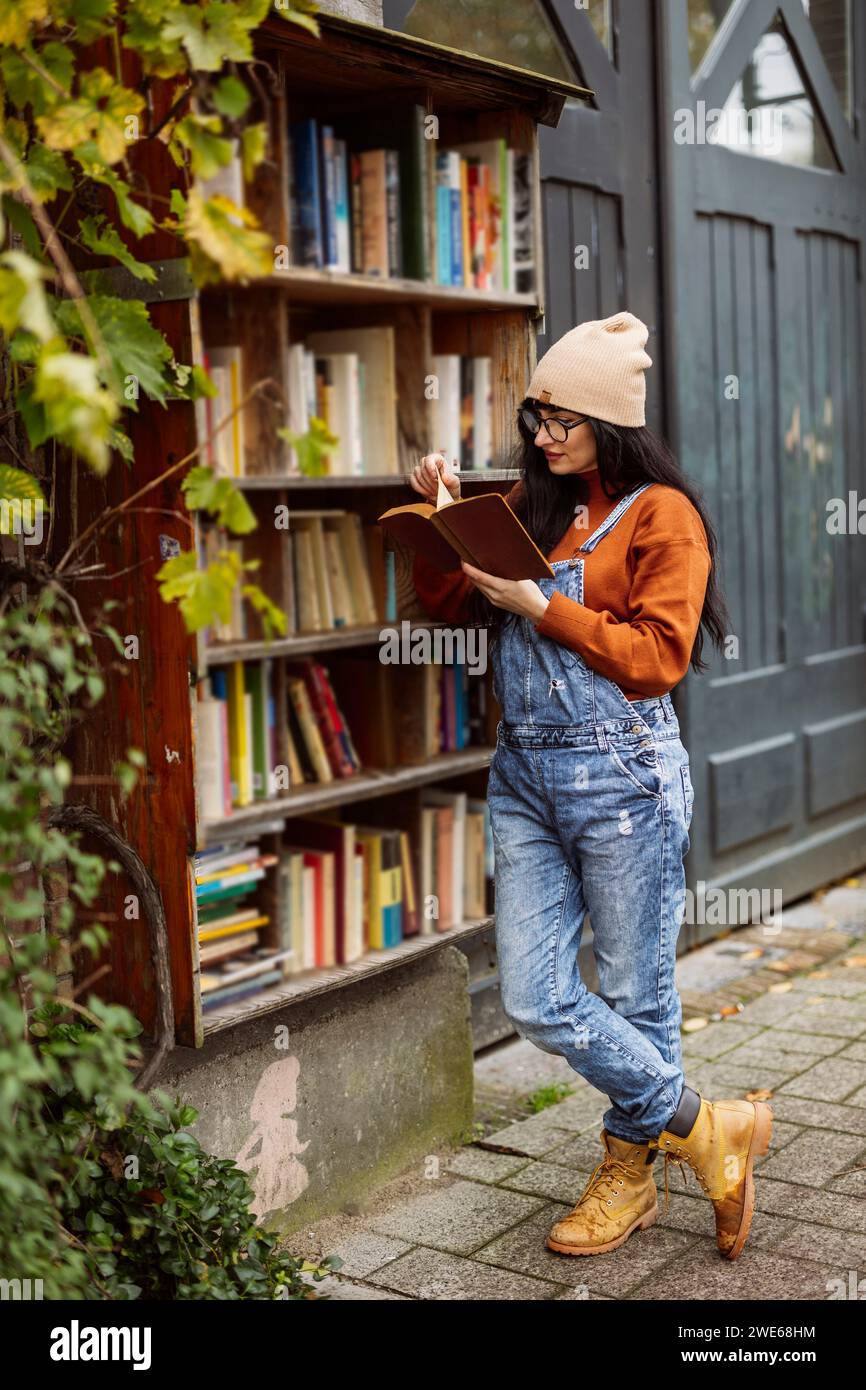 Women wearing reading glasses hi-res stock photography and images - Alamy