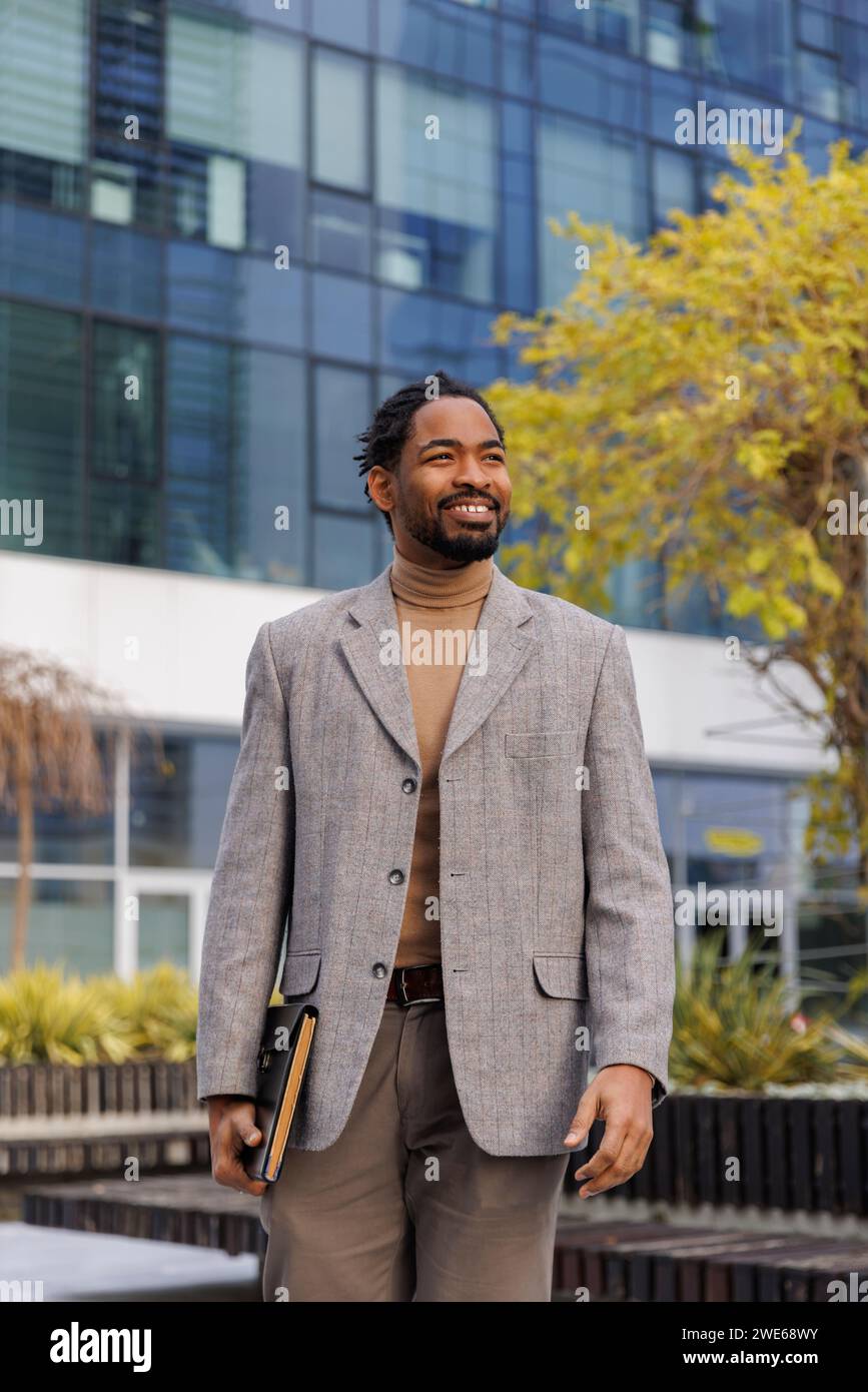 File folder man suit hi-res stock photography and images - Alamy
