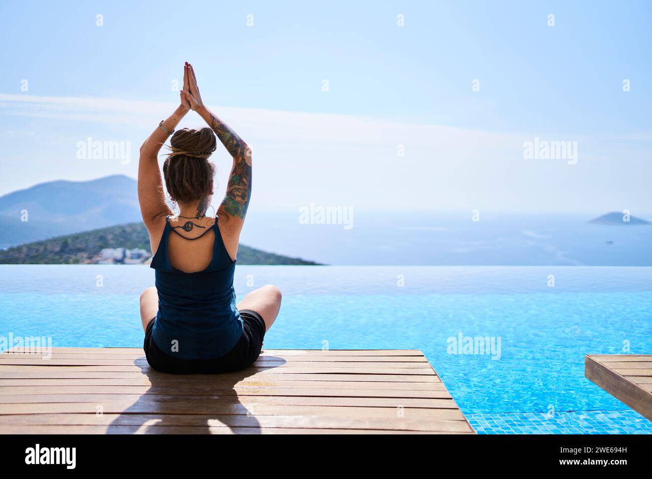 Yoga near pool hi-res stock photography and images - Alamy
