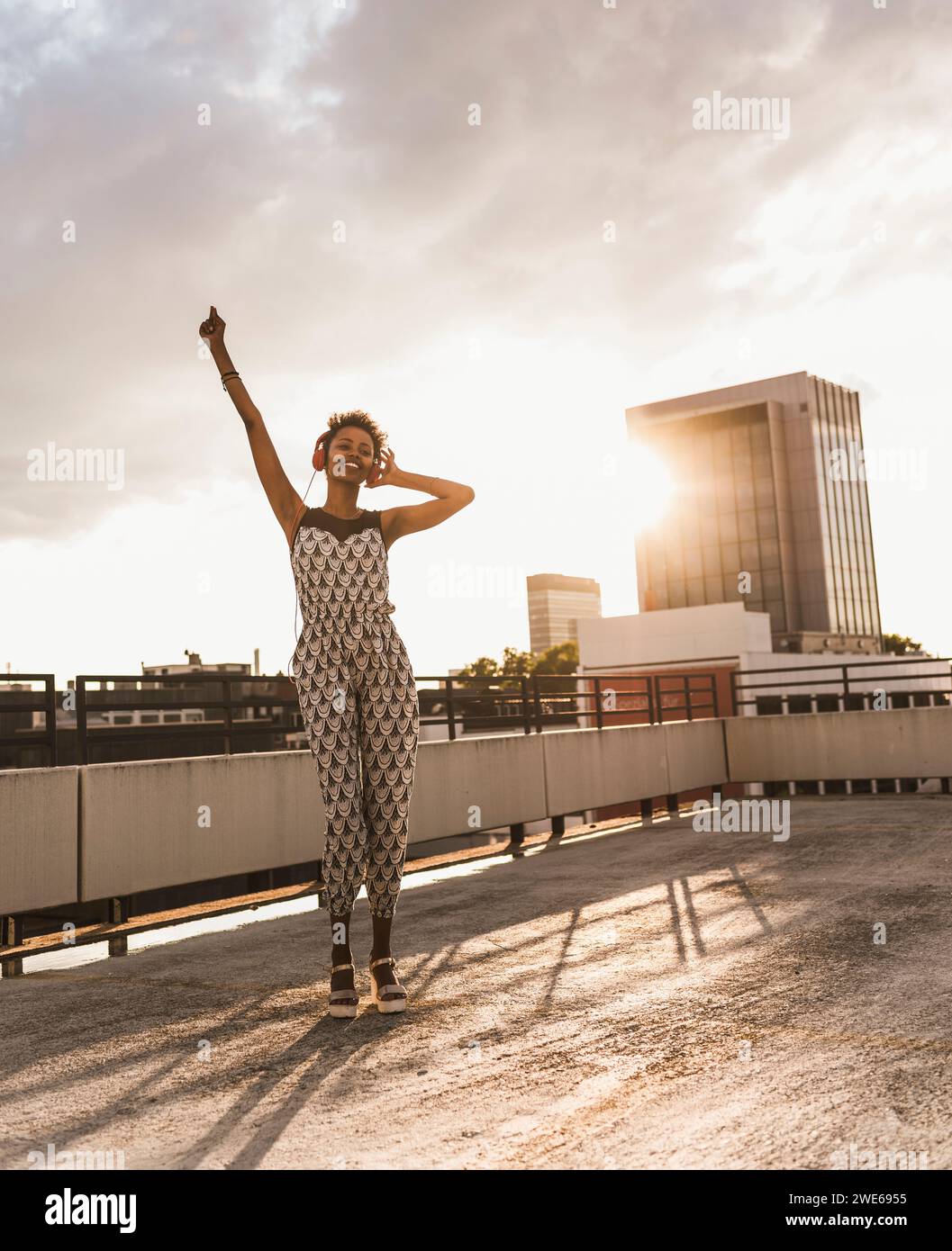 Happy young people dancing rooftop hi-res stock photography and images ...