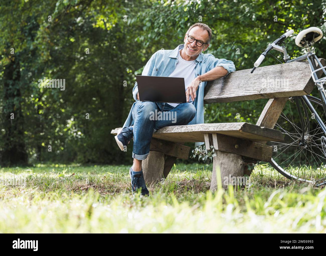 Man bench sitting park hi-res stock photography and images - Alamy