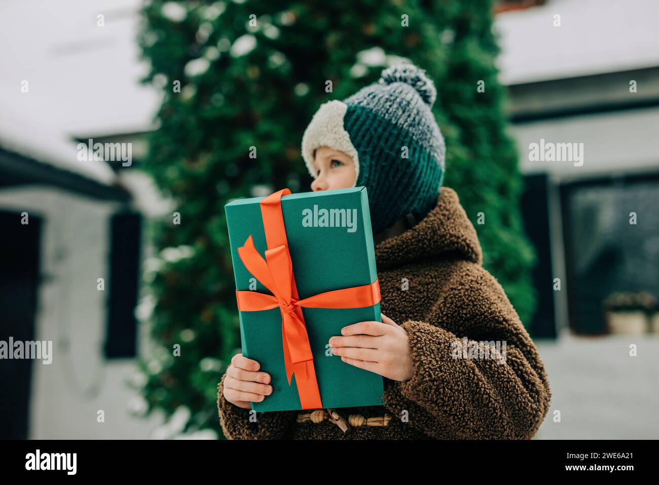 Present in hand hi-res stock photography and images - Alamy