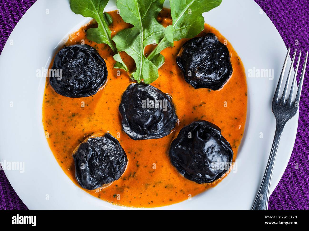 Squid ink sauce pasta hi-res stock photography and images - Alamy