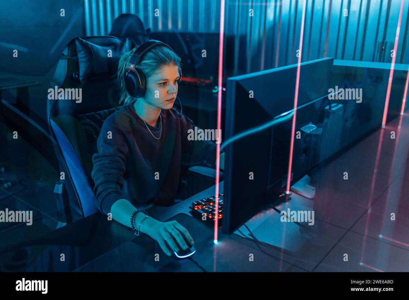 Playing computer games using pc hi-res stock photography and images - Alamy