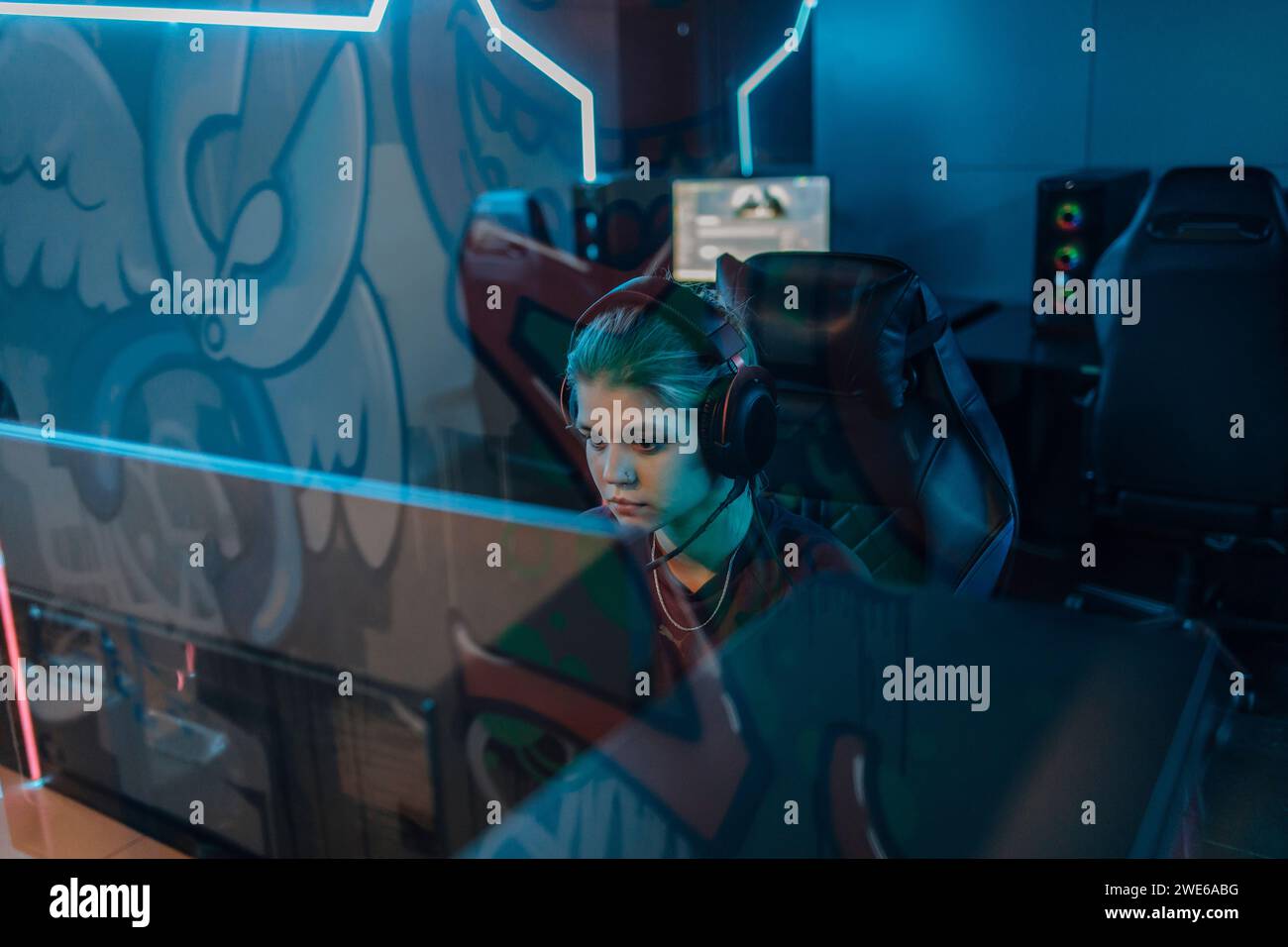 Gamer playing games hi-res stock photography and images - Alamy