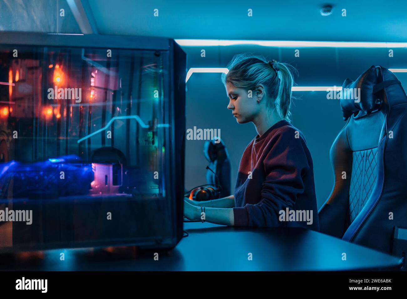 Gamer playing games hi-res stock photography and images - Alamy