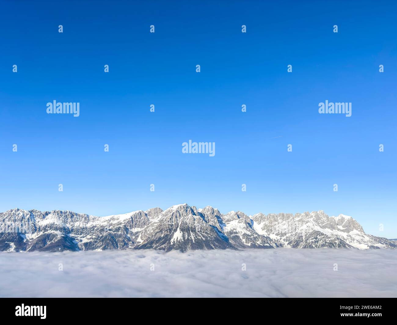 Clear sky with mountains hi-res stock photography and images - Alamy