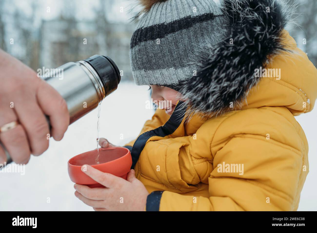 Pouring cap hi-res stock photography and images - Alamy
