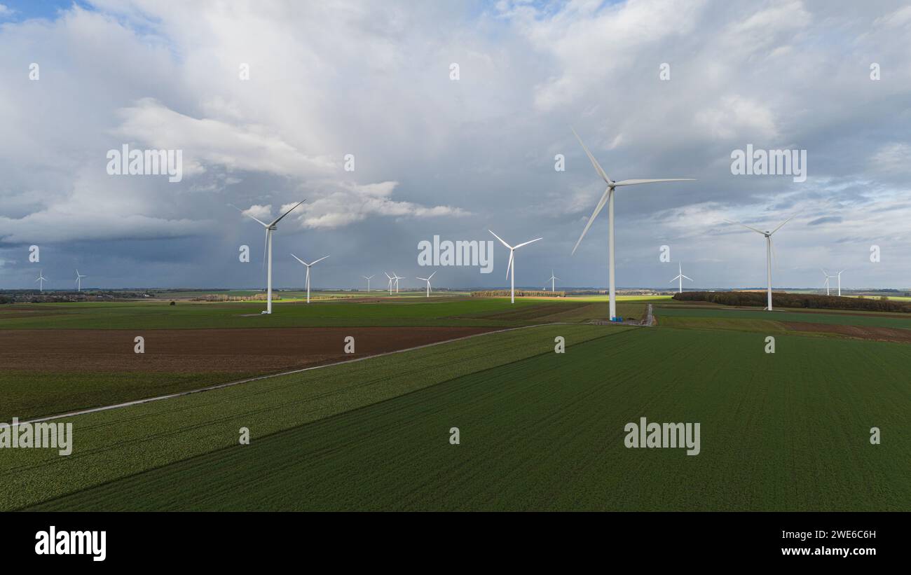Field and cloudy sky hi-res stock photography and images - Alamy