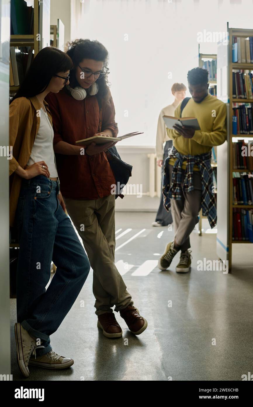Students library reading books hi-res stock photography and images - Alamy