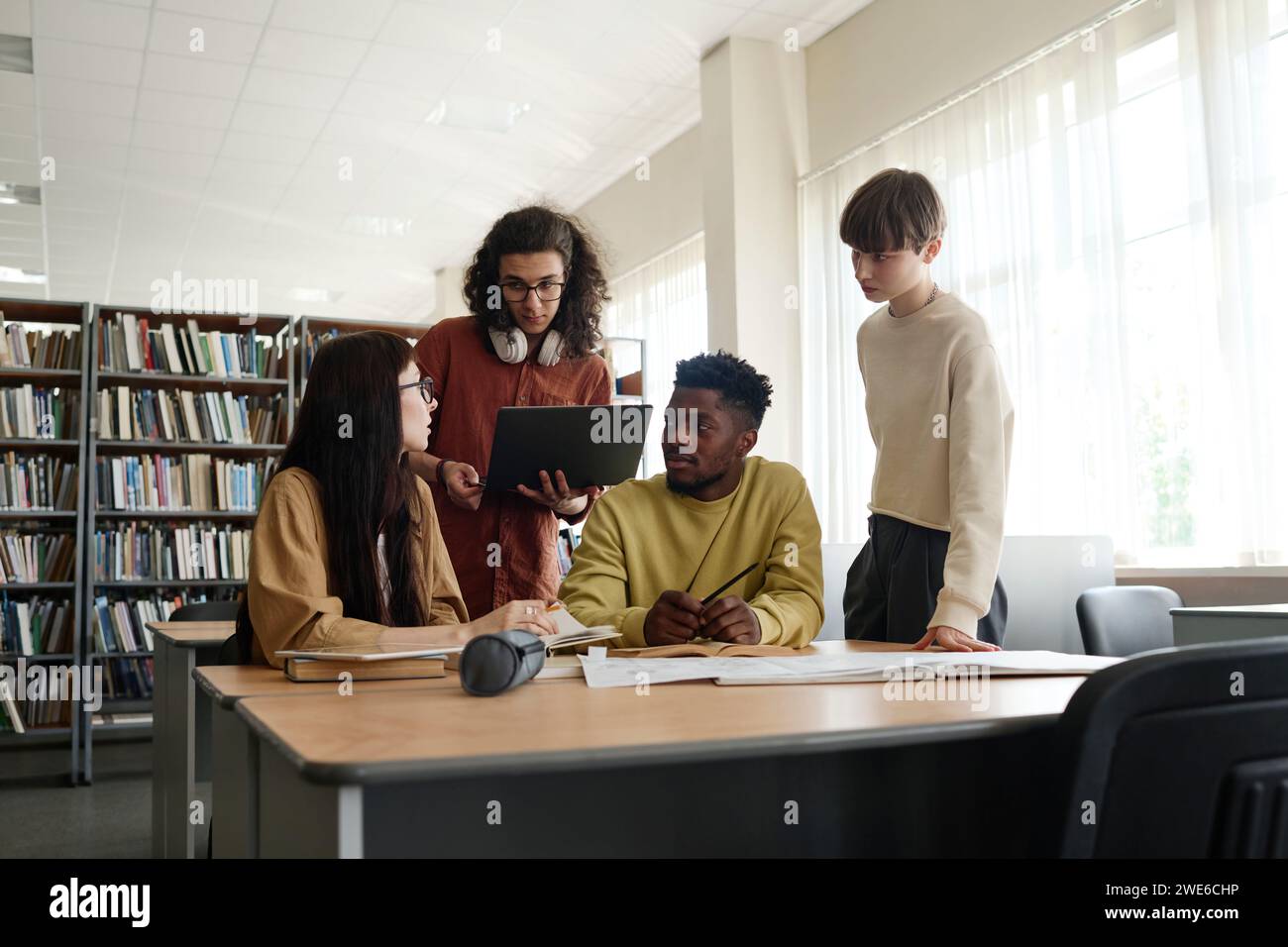 Group discussion students hi-res stock photography and images - Alamy