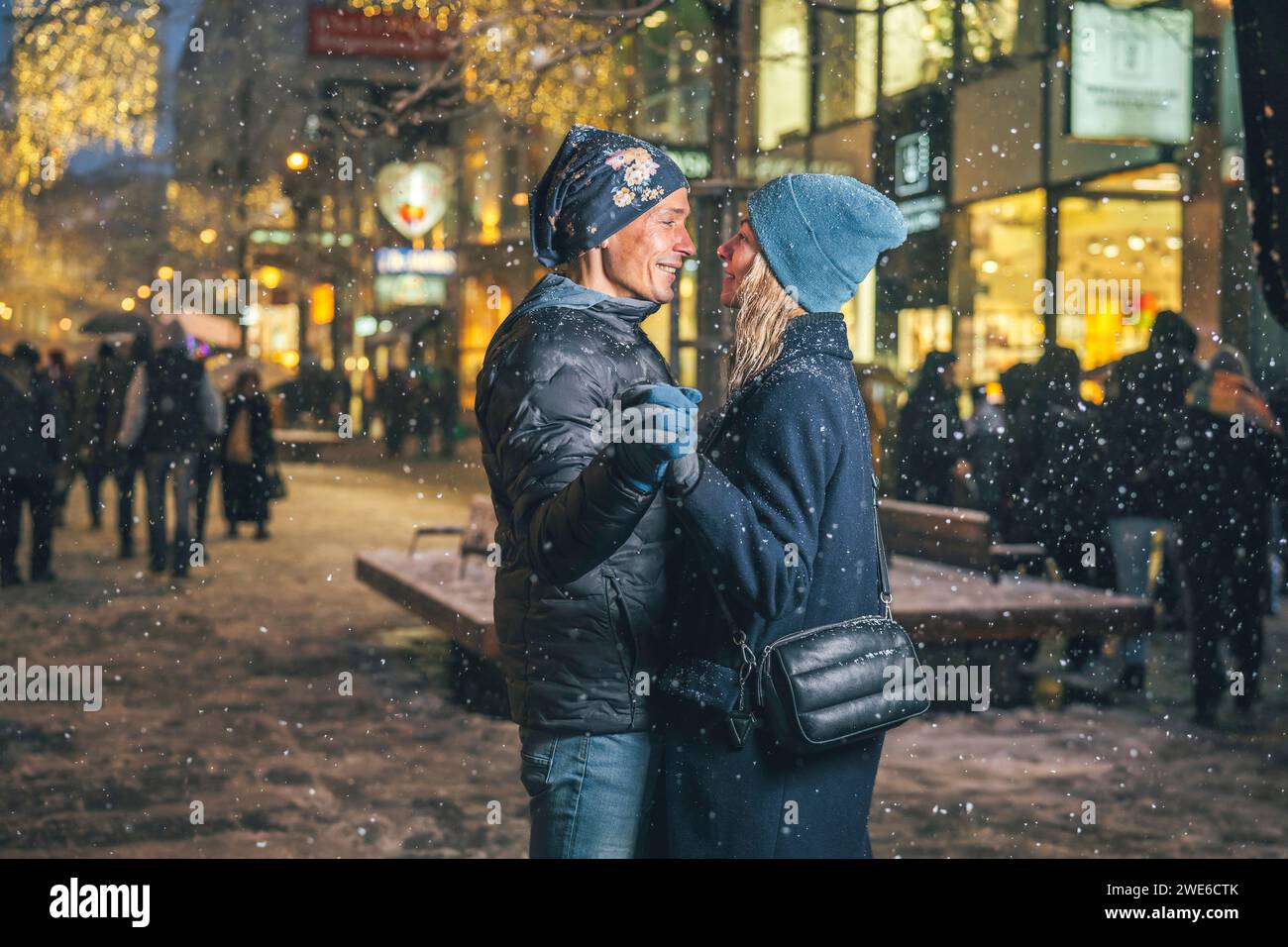 Couple dancing holiday 40 hi-res stock photography and images - Alamy