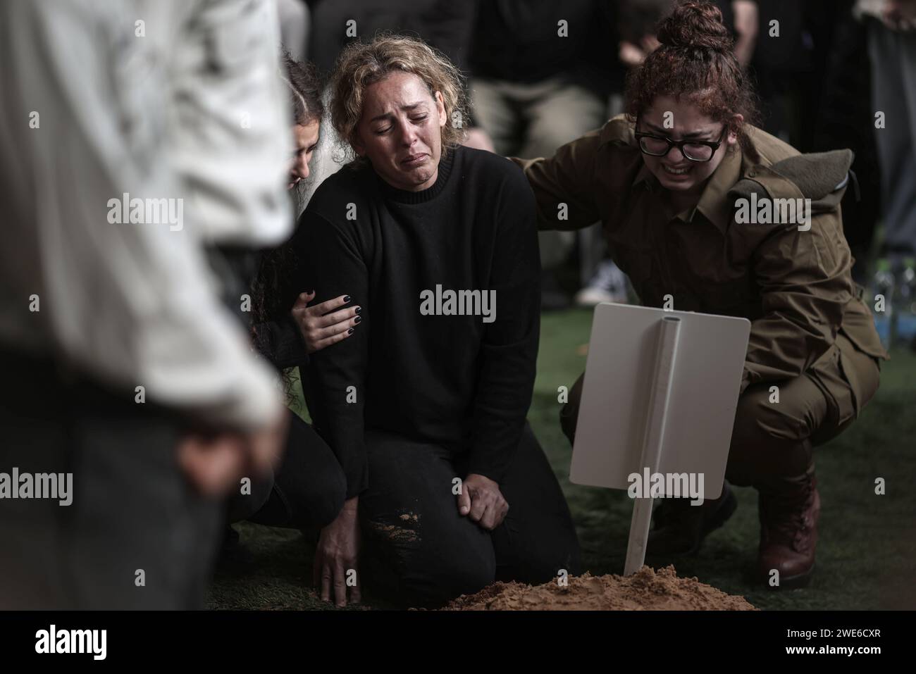 Tel Aviv, Israel. 23rd Jan, 2024. Israelis mourn during the funeral of ...