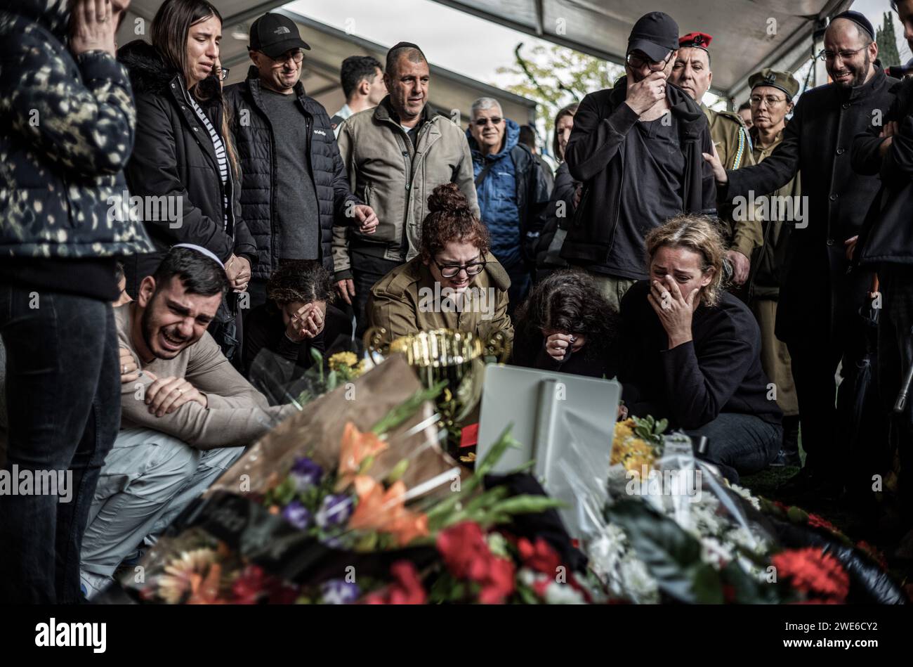 Tel Aviv, Israel. 23rd Jan, 2024. Israelis mourn during the funeral of ...