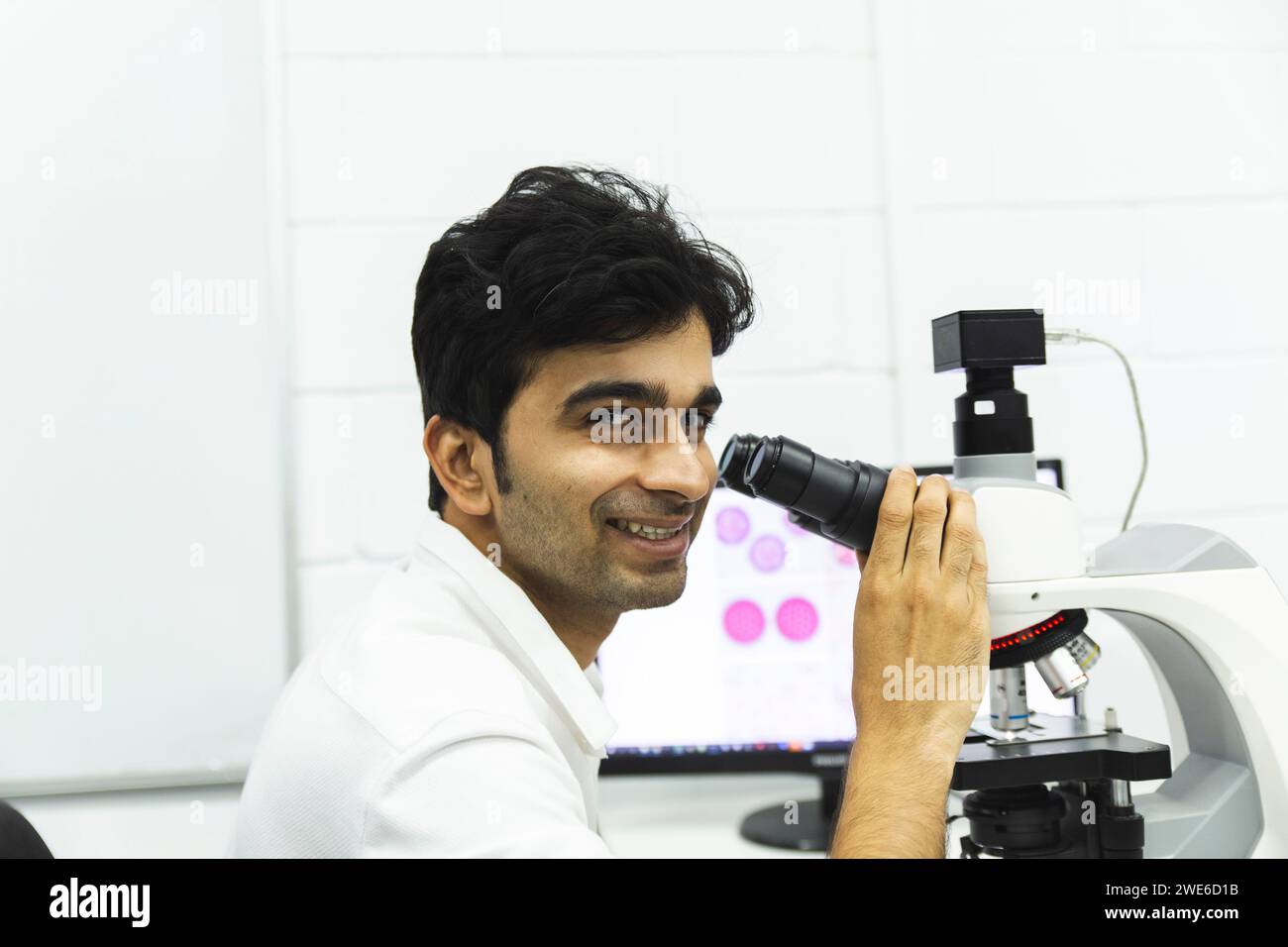 Microbiologist microscope hi-res stock photography and images - Alamy