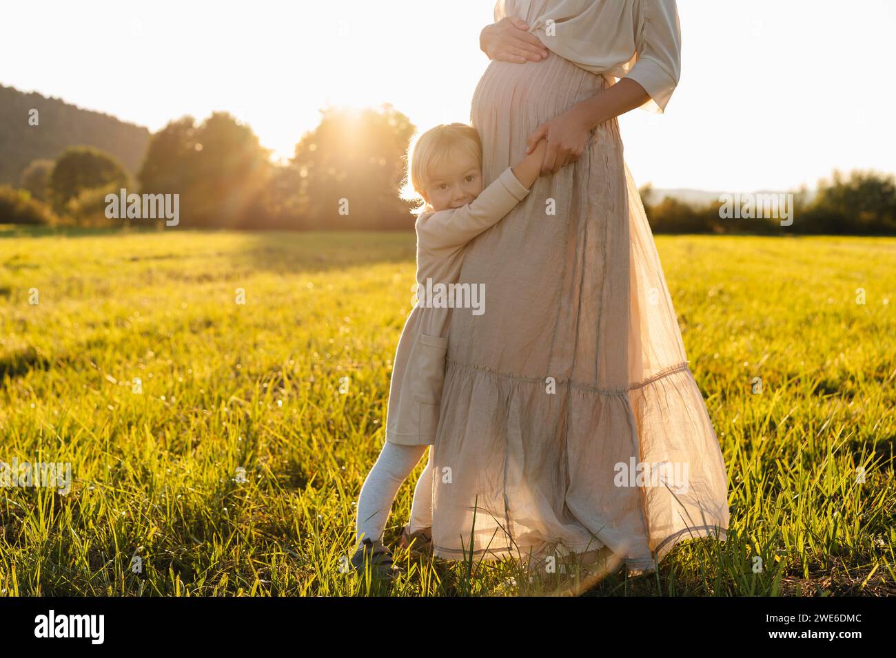 Mother holding her daughters hand hi-res stock photography and images ...
