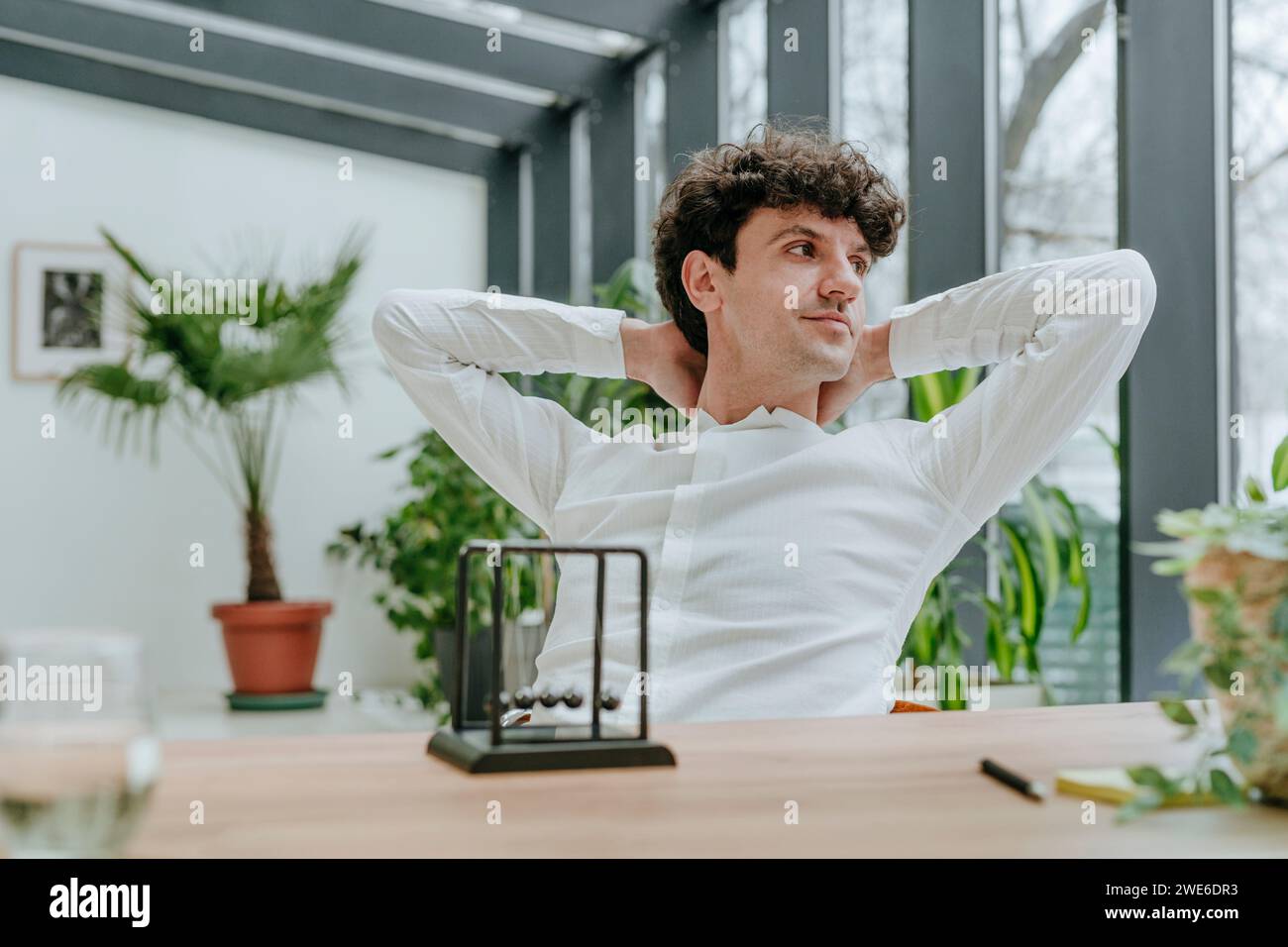 Newtons cradle desk hi-res stock photography and images - Alamy