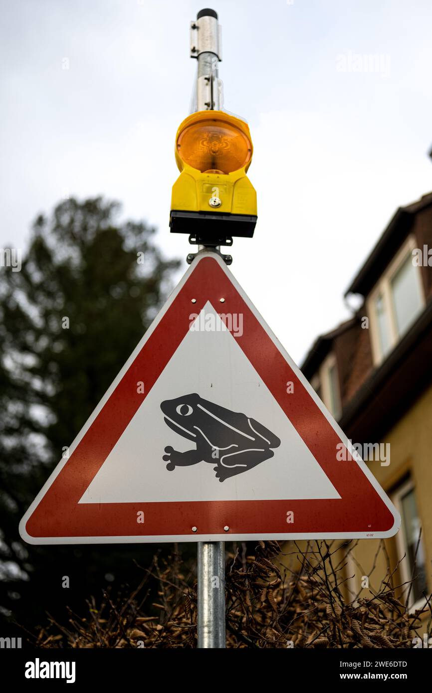 Toad crossing warning sign hi-res stock photography and images - Alamy