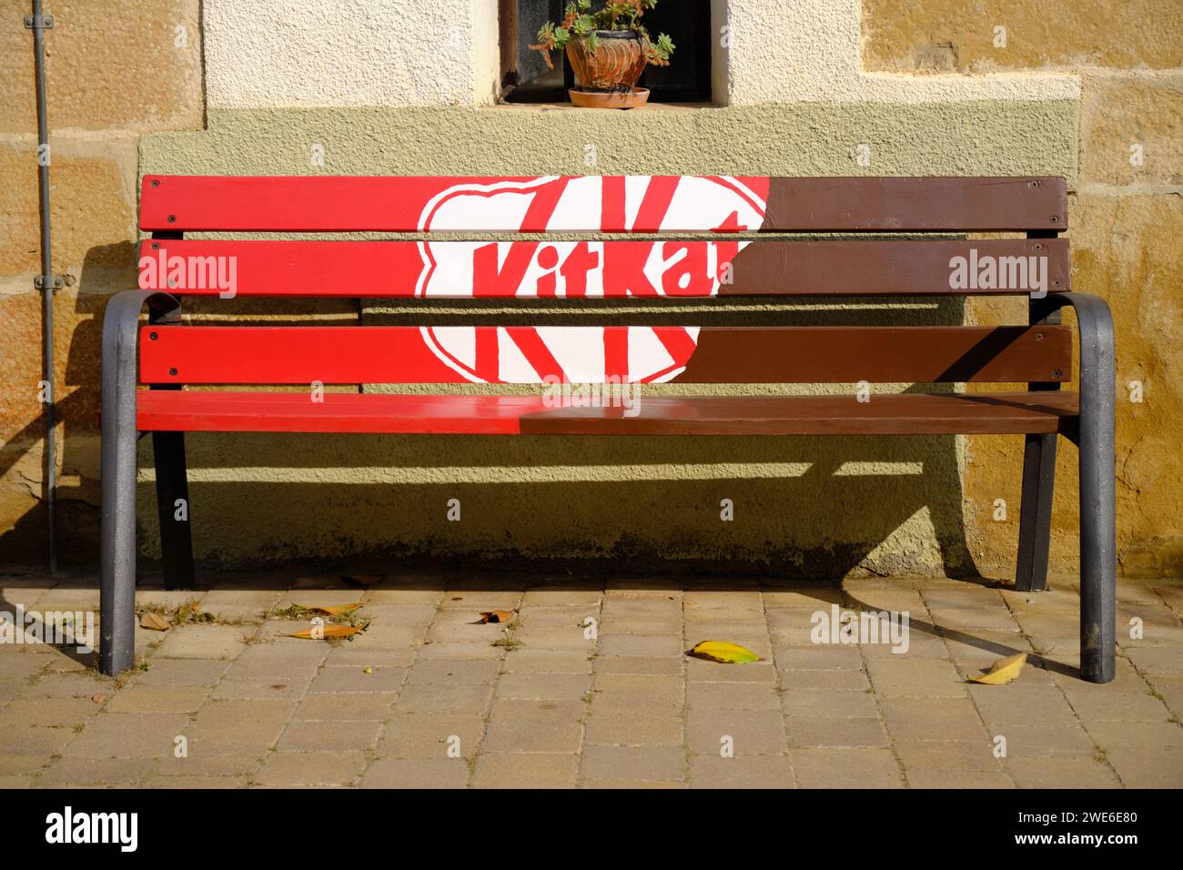 Kitkat advertising hi-res stock photography and images - Alamy