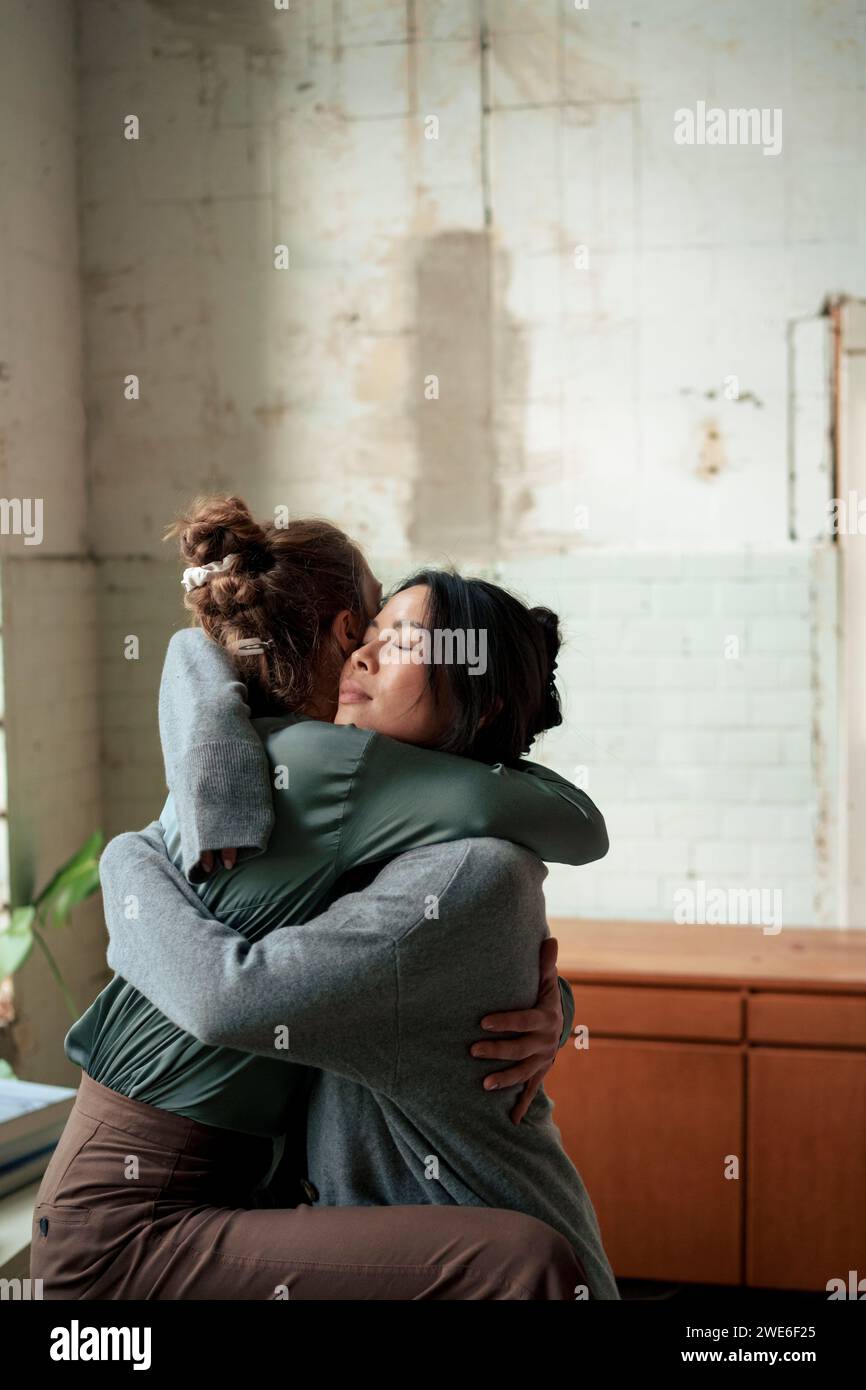 Women hugging art hi-res stock photography and images - Alamy