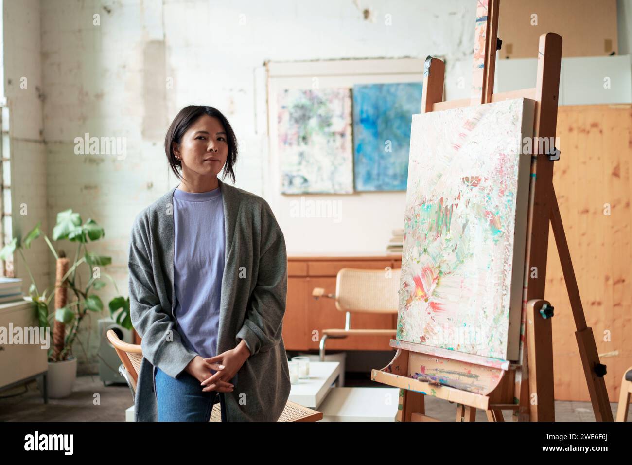 Chinese female artist painting hi-res stock photography and images - Alamy