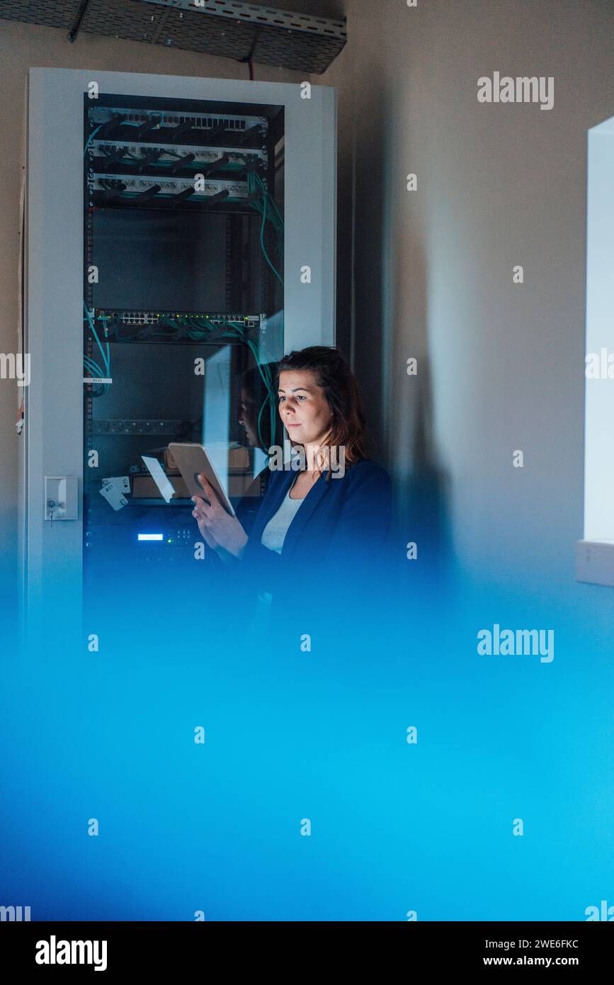 Engineer industry tablet hi-res stock photography and images - Alamy