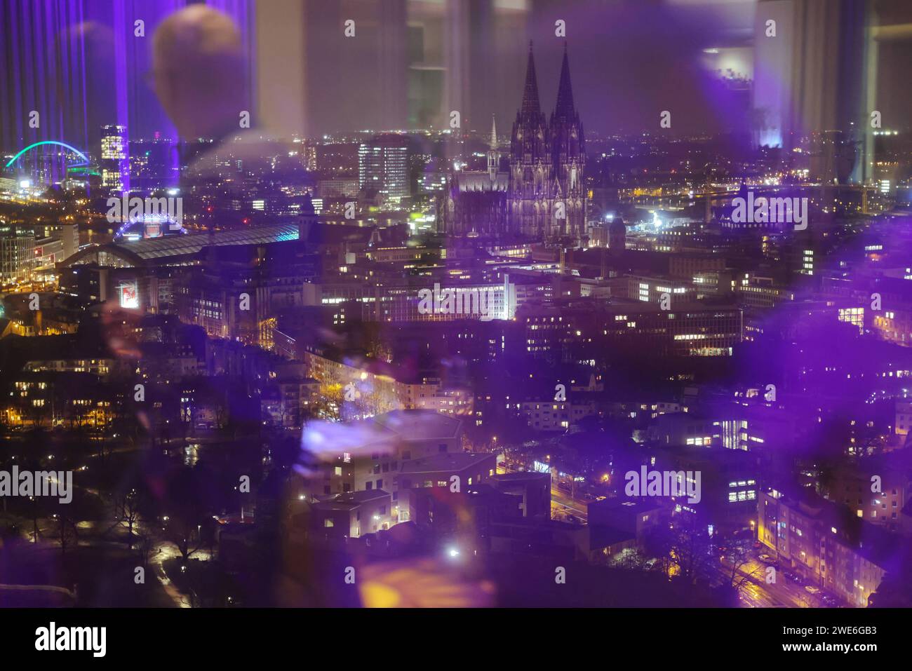 Blick über das nächtliche Köln mit Kölner Dom und Lanxess Arena Foto ...