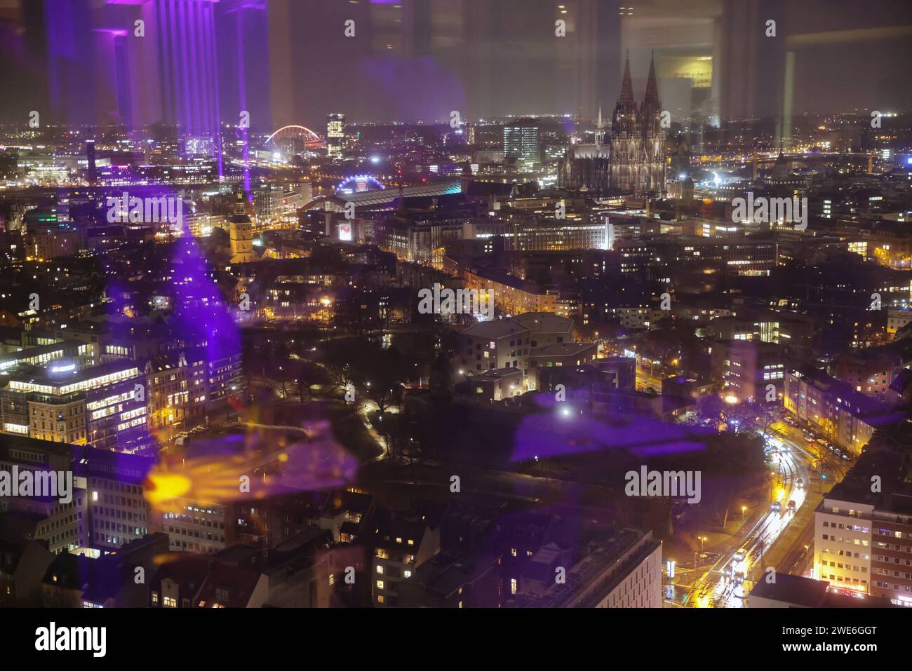 Blick über das nächtliche Köln mit Kölner Dom und Lanxess Arena Foto ...