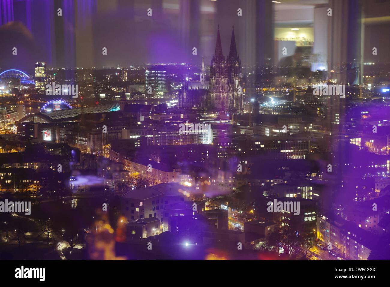 Blick über das nächtliche Köln mit Kölner Dom und Lanxess Arena Foto ...