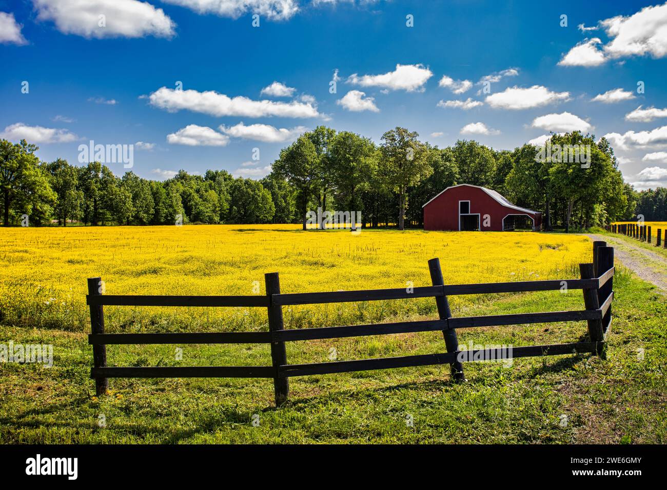 Red barn and fence hi-res stock photography and images - Alamy