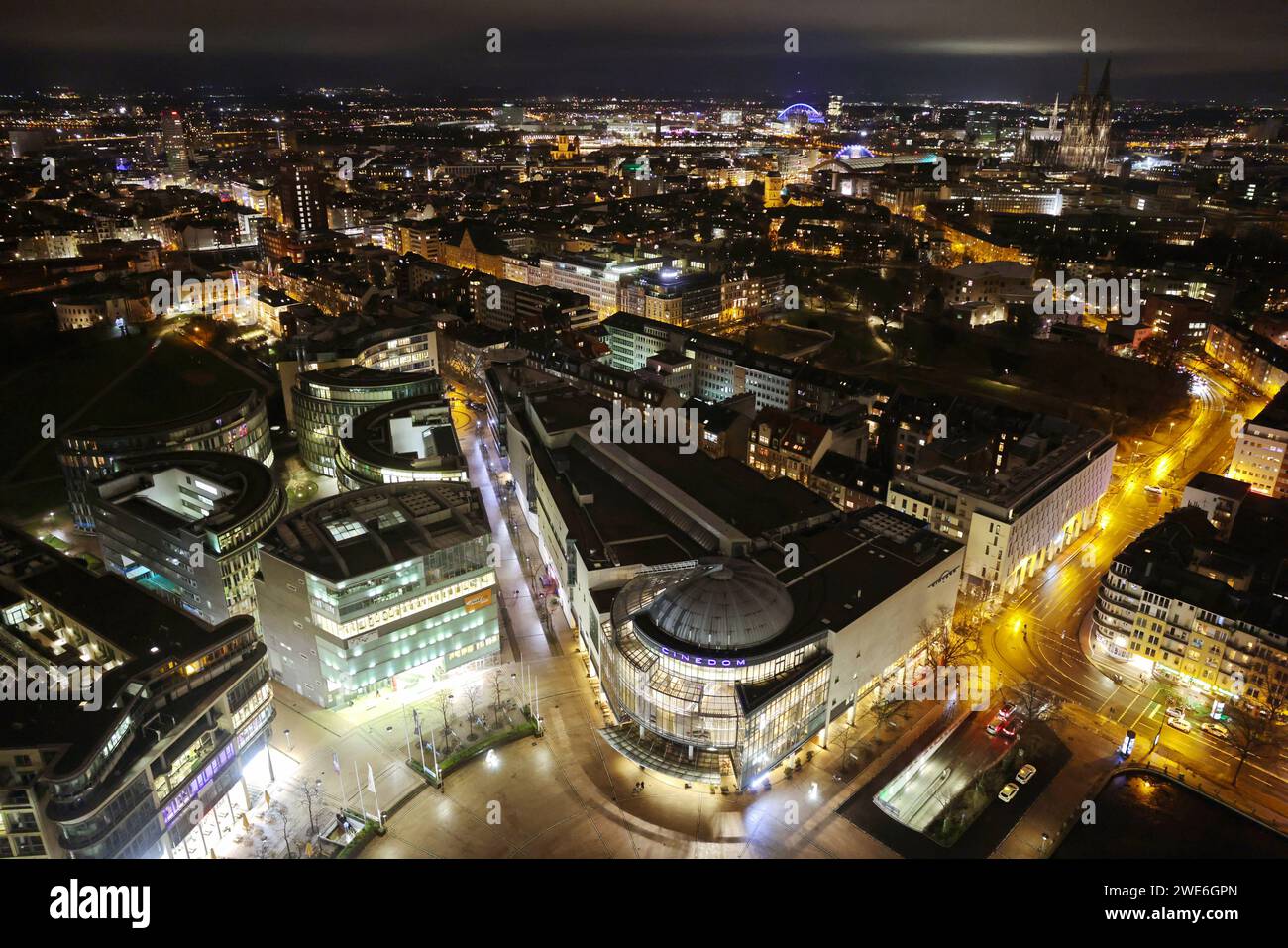 Blick über das nächtliche Köln mit Kölner Dom und Lanxess Arena Foto ...