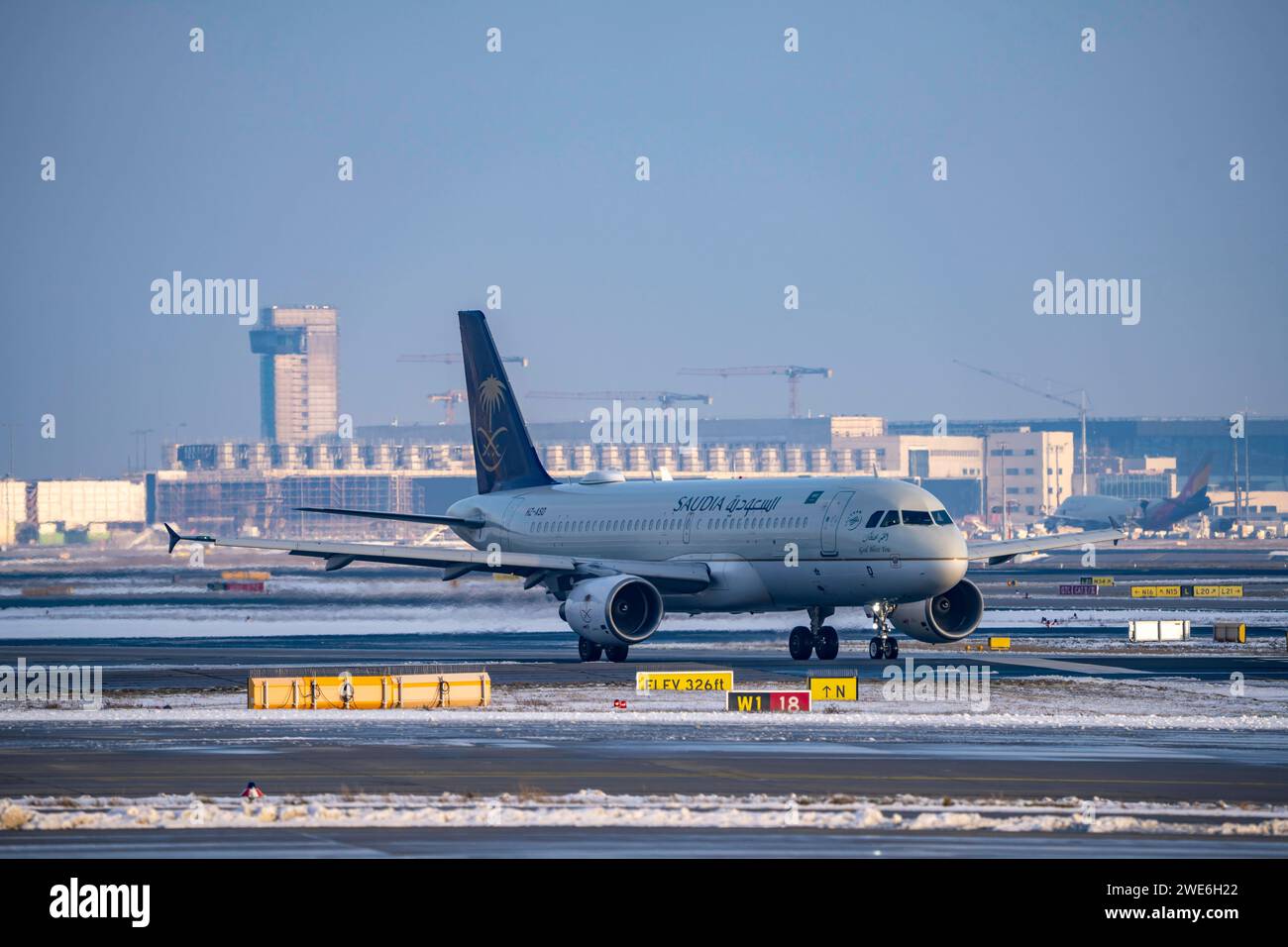 Saudia Airbus A320-200 auf dem Weg zur Startbahn West, Flughafen Frankfurt FRA, Fraport, im ...