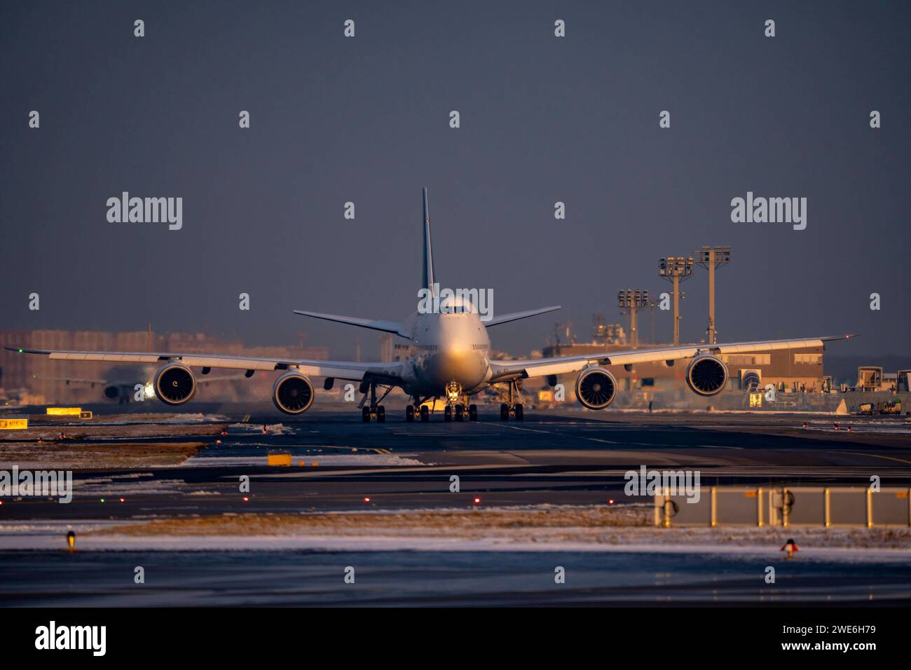 Lufthansa Boeing 747-8, Brandenburg, auf dem Taxisway zur Startbahn West, Flughafen Frankfurt ...