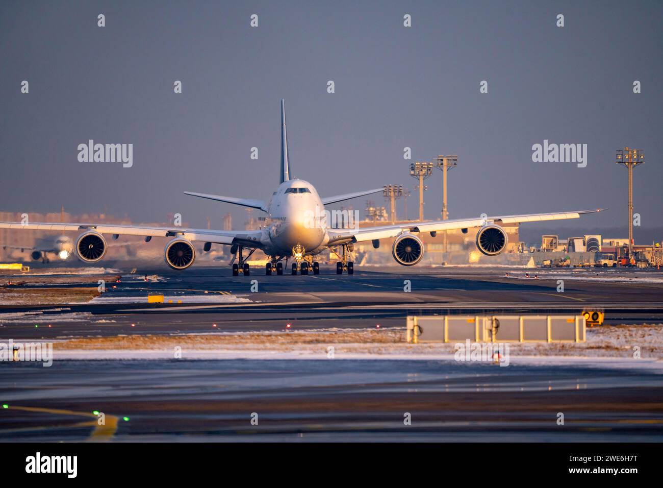 Lufthansa Boeing 747-8, Brandenburg, auf dem Taxisway zur Startbahn West, Flughafen Frankfurt ...